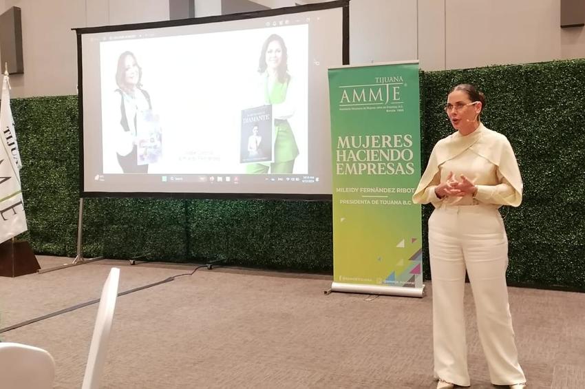 Presenta María Isabel Carrillo su libro “Ser Mujer es fascinante !Y sí ...